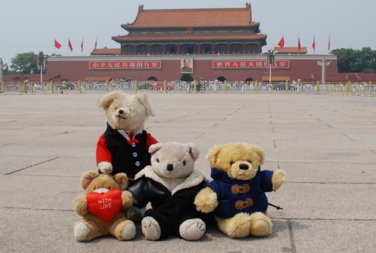 The Traveling Bears, toy their way around the world! – Kickass Trips